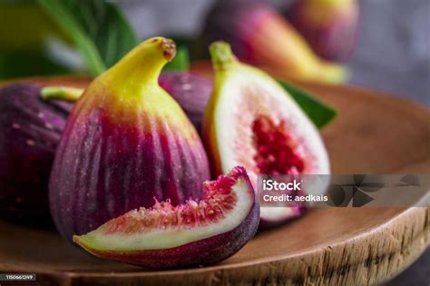 어두운 테이블에 신선한 잘 익은 무화과 건강 한 지중해 무화과 열매 검은 배경에 신선한 무화과 빈 Copyspace가 닫 아름 다운 푸른 보라색 무화과 0명에 대한 스톡