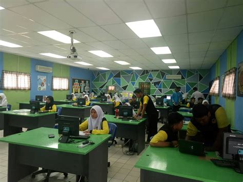 Hiasan Makmal Komputer Ella Underwood