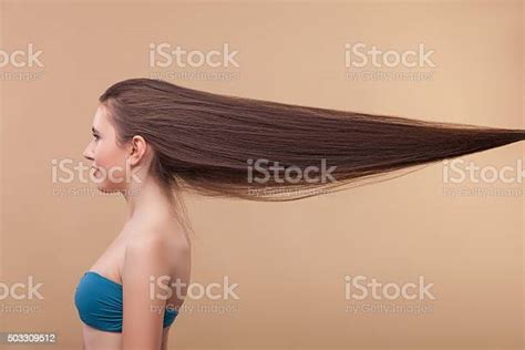 Gadis Langsing Yang Menarik Membanggakan Gaya Rambutnya Foto Stok