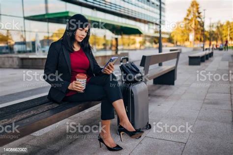 벤치에 앉아 일회용 컵에서 커피를 마시고 휴대 전화를 사용하는 비즈니스 여성 35 39세에 대한 스톡 사진 및 기타 이미지 35 39세 Brand Name Smart