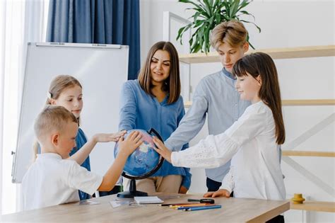 Grupo De Niños De Diferentes Edades Se Paran En Un Aula Espaciosa En La
