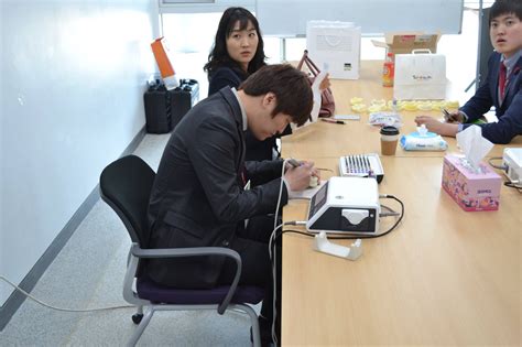 4 17~18 공기좋고 음식 맛있는 익산에 자리한 원광대학교 치과대학 제2치의학관에서 대한 치주과학회 춘계학술대회가 있었습니다 첫째날 이홍석 선생님의 임플란트 술기 경연