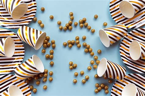 파란색 배경에 황금 흰색과 검은 줄무늬 종이 안경과 요리 크리에이티브 파티 레이아웃 0명에 대한 스톡 사진 및 기타 이미지 0명 개념 공예 Istock