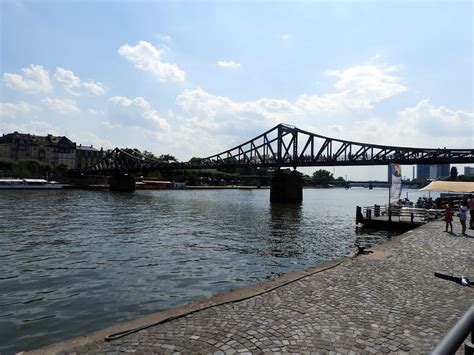 중세의 매력에서 현대의 세련미까지 프랑크푸르트 필수 관광 명소 여행 플러스