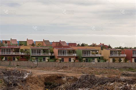 西班牙特内里费岛上的彩色住宅和加那利建筑