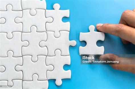 두 명의 여성이 퍼즐 조각 한 쌍을 연결하려고 합니다 연결 및 연결의 기호입니다 비즈니스 전략의 개념 조각그림 맞추기에 대한 스톡 사진 및 기타 이미지 Istock