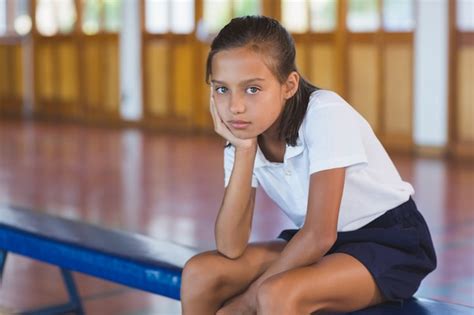Retrato De Colegiala Sentada En La Cancha De Baloncesto Foto Premium