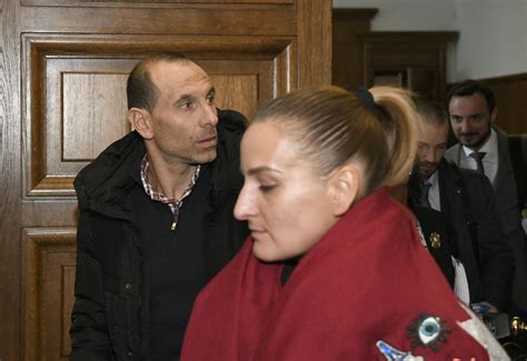 Мартин Петров пристигна в зала 5 на Софийски градски съд заедно с жена