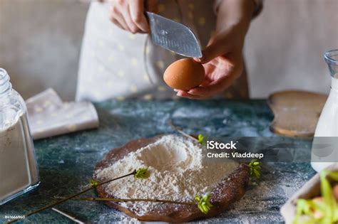 밀가루의 언덕으로 칼으로 달걀을 깨고 제빵 요리 여성 손 베이커 클로즈업입니다 전에 크래킹 0명에 대한 스톡 사진 및 기타