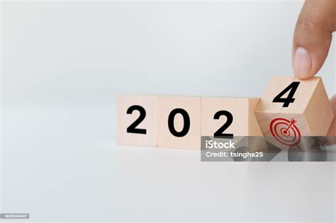 2024 새해 나무 블록이 흰색 배경에 변경됩니다 2024년 사업 또는 인생의 목표 새해를 시작합니다 새로운 프로젝트 연간 계획