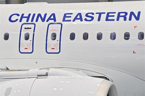 图集全球首架c919交付东航 民用航空网