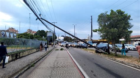 Carro Bate Em Poste Que Fica Sustentado Por Fiação Na Av Mor Gouveia