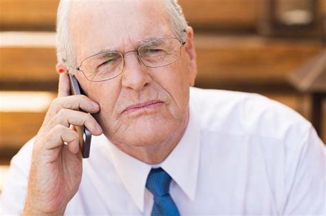 스마트 폰과 심각한 수석 사업가 감독에 대한 스톡 사진 및 기타 이미지 감독 경영자 구부리기 Istock