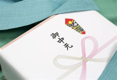 【2025年】お中元を贈る時期・お返しをする時期はいつ？地域による違いもご紹介！ おいしいマルシェ Powered By おとりよせネット