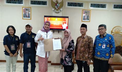 Momen Hari Ibu Denty Serahkan Syarat Dukungan Pemilihan Bakal Calon
