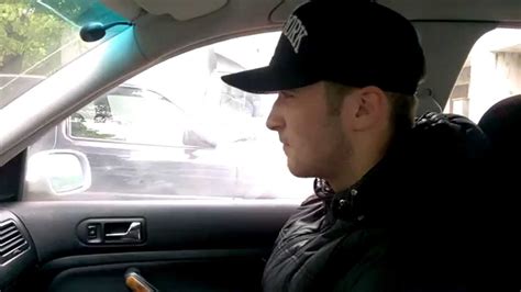 Парень красиво читает рэп про любовь в Машине Youtube