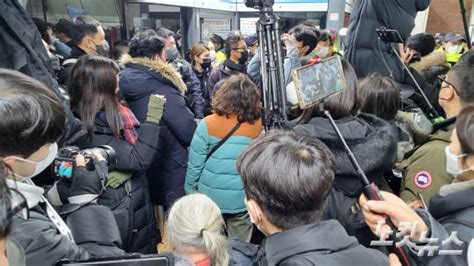 전장연 이틀째 지하철 탑승 시위경찰·공사 측과 대치도 노컷뉴스