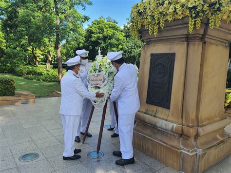 พิธีวางพวงมาลาถวายราชสักการะพระบรมราชานุสาวรีย์พระบาทสมเด็จพระปกเกล้า