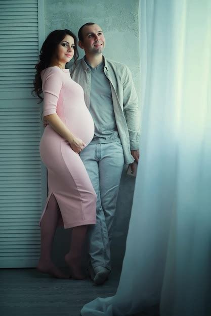 Schönes Schwangeres Mädchen Mit Einem Dicken Bauch Junge Verheiratete