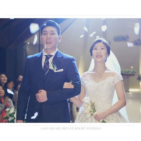 라온스퀘어 넓은 천장의 웅장함과 곧고 길게 뻗은 버진로드와 생화장식으로 신랑신부를 더욱 빛나게