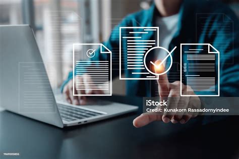 체크리스트 체크리스트 설문조사를 사용하는 사업가 디지털 양식 체크리스트 작성 평가 설문지 평가 온라인 설문조사 온라인 시험 전자 산업에 대한 스톡 사진 및 기타 이미지