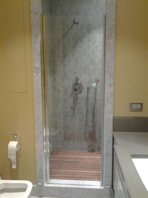 Стеклянная дверь в душевую Design Glass