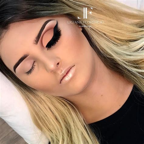 Lily de TPM TÊNDENCIA DE MAQUIAGEM DELINEADO ASA DE ANJO