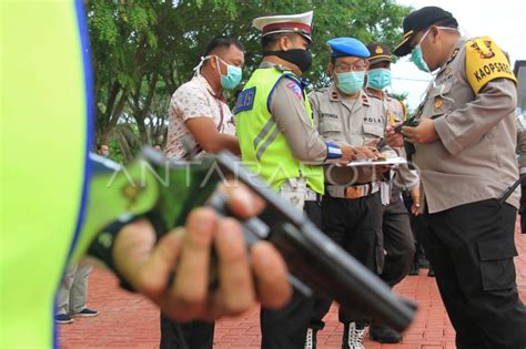 Pemeriksaan Senjata Api Polisi Antara Foto