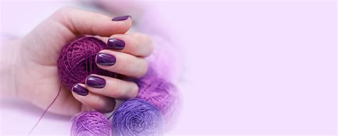 벨벳 보라색 색상의 세련된 매니큐어 흑백 광택 네일 마무리 한 여성이 라일락과 라일락 뜨개질 실의 공을 들고 있다 텍스트가 있는 가로 배너 가리기에 대한 스톡 사진 및 기타