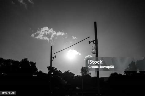 장대높이뛰기 섹터 실루엣 공중에 바 부다페스트의 세계와 파리의 게임을 위한 육상 일러스트레이션 사진 부다페스트에 대한 스톡 사진 및 기타 이미지 Istock