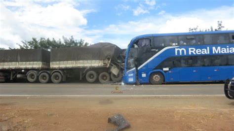 Acidente entre ônibus e carreta deixa feridos na BR 135 180graus O