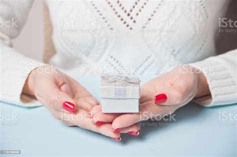 파란색 배경에 손에 작은 선물 상자를 들고 여자 겨울 크리스마스 쇼핑 컨셉 12월에 대한 스톡 사진 및 기타 이미지 12월 겨울 계절 Istock