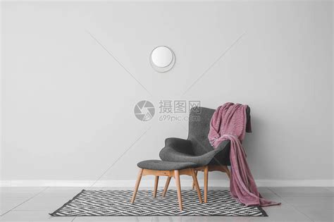 时尚的扶手椅和脚凳靠近房间的轻墙高清图片下载 正版图片504388088 摄图网