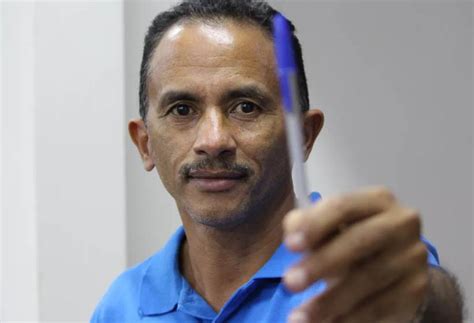 Autor de caneta azul Manoel Gomes planeja turnê na Europa