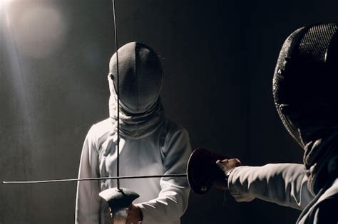 Mujer Esgrimista Con Espada De Esgrima Concepto De Duelo De Esgrima
