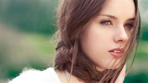 600 Beautiful Girl Wallpapers