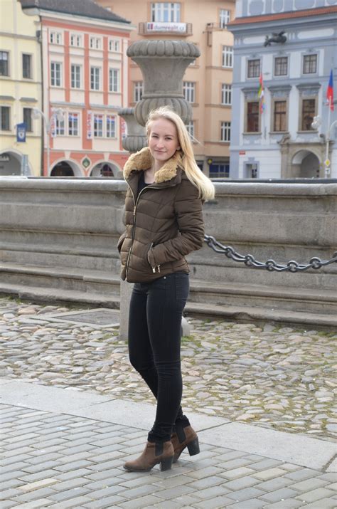 무료 이미지 겨울 소녀 다리 모델 광장 유행 조깅 의류 레이디 친구 드레스 신발류 아름다움 타이츠 체코 사람 사진 촬영 새싹 옹기 인간