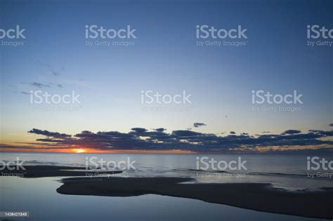 아일랜드 서해안의 풍경 일몰 장면과 함께 폭풍우 구름을 통해 빛나는 마지막 빛은 케리 카운티의 여름에 폭풍우가 치는 날씨 동안 바다에 반사됩니다 바다에 대한 스톡 사진 및
