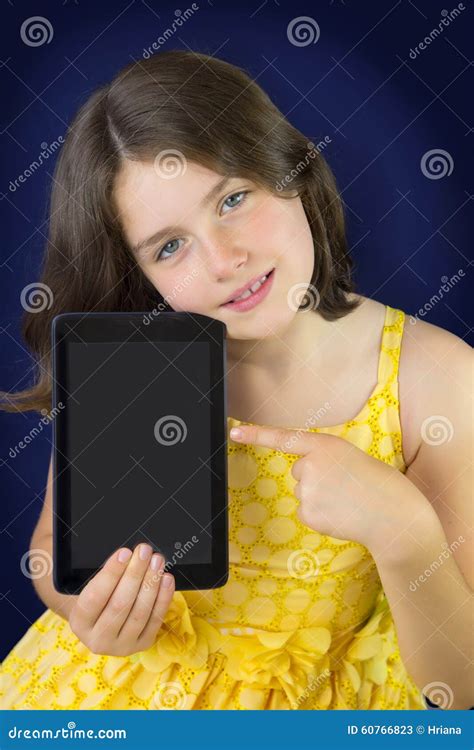 Stående Av Den Härliga Lilla Flickan Med Minnestavlan Fotografering För