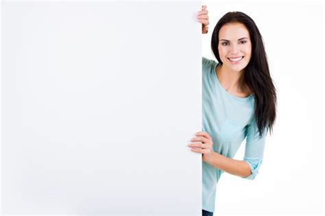 Feliz Sonriente Joven Hermosa Mostrando Letrero En Blanco Aislado En Blanco Foto Gratis
