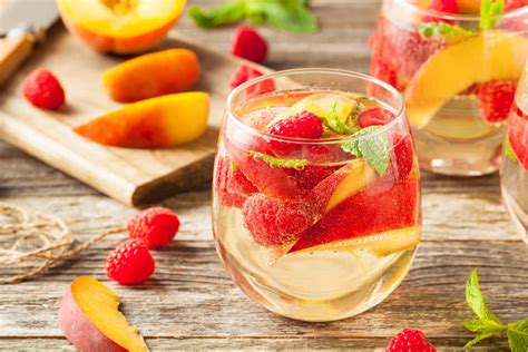 Cómo hacer una sangría de vino blanco Descubre esta refrescante receta para hidratarte este verano