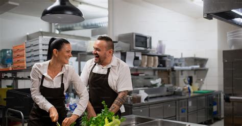 요리사가 요리하는 법을 가르치고 상업용 주방에서 실내에서 야채를 자르는 요리사 사진 Unsplash의 음식 이미지