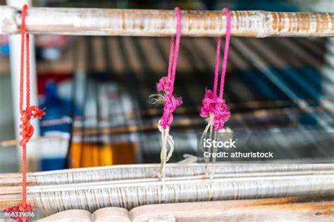 닫기 최대의 실크 길 쌈 기계에 태국 전통 실크 수 제 실크 섬유 직조 기 길 쌈 Weft에 대한 스톡 사진 및 기타 이미지 Weft 고대의 공예 Istock