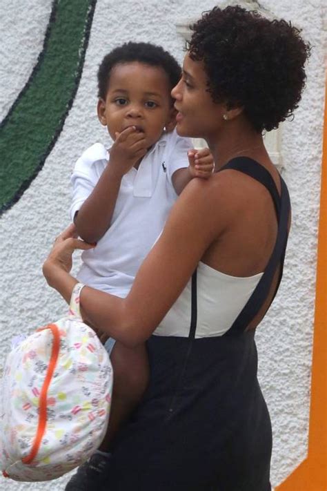Taís Araújo toda elegante busca o filho na escola O menino está a cara do pai