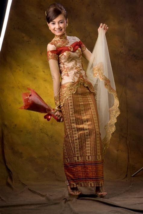 Deameidika Kebaya Is The Indonesian Women Traditional Costume