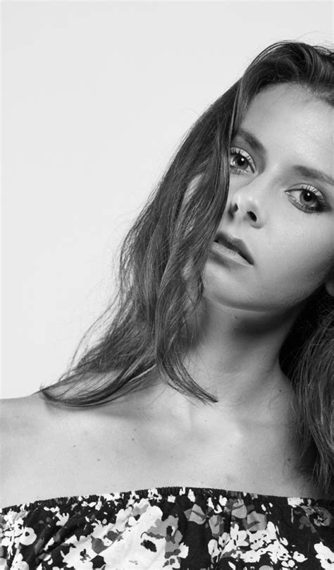 Скачать обои взгляд девушка фото модель черно белое красивая раздел девушки в разрешении