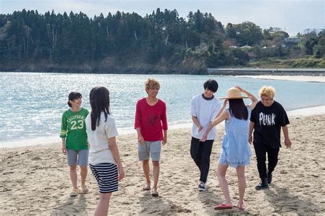 連続テレビ小説「おかえりモネ」第15話。足繁く通った浜辺に足を運ぶ亮（永瀬廉・左から3人目）たち（c）nhk ― スポニチ Sponichi