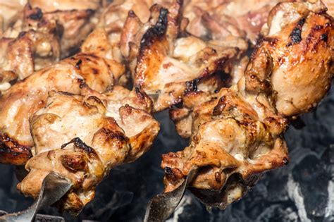 구운된 케밥 금속 꼬치 근접 촬영에 요리입니다 불고기 바베 큐에 요리 바베 큐 신선한 쇠고기 고기 잘라 조각 전통적인 동부 요리
