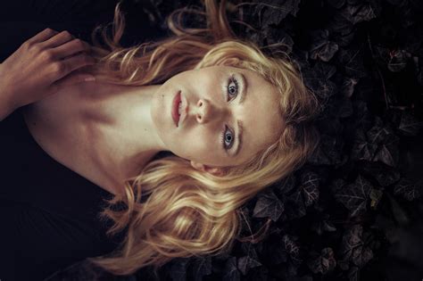 Fondos De Pantalla Mujer Modelo Rubia Ojos Azules Mirando Al