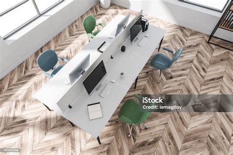 창의적인 파란색과 녹색 사무실 의자가있는 세련된 흰색 작업장 맨 위 보기입니다 0명에 대한 스톡 사진 및 기타 이미지 0명 3차원 형태 가구 Istock